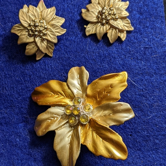 Vintage | Jewelry | Goldcolored Pointsettia Brooch Coordinated Post ...